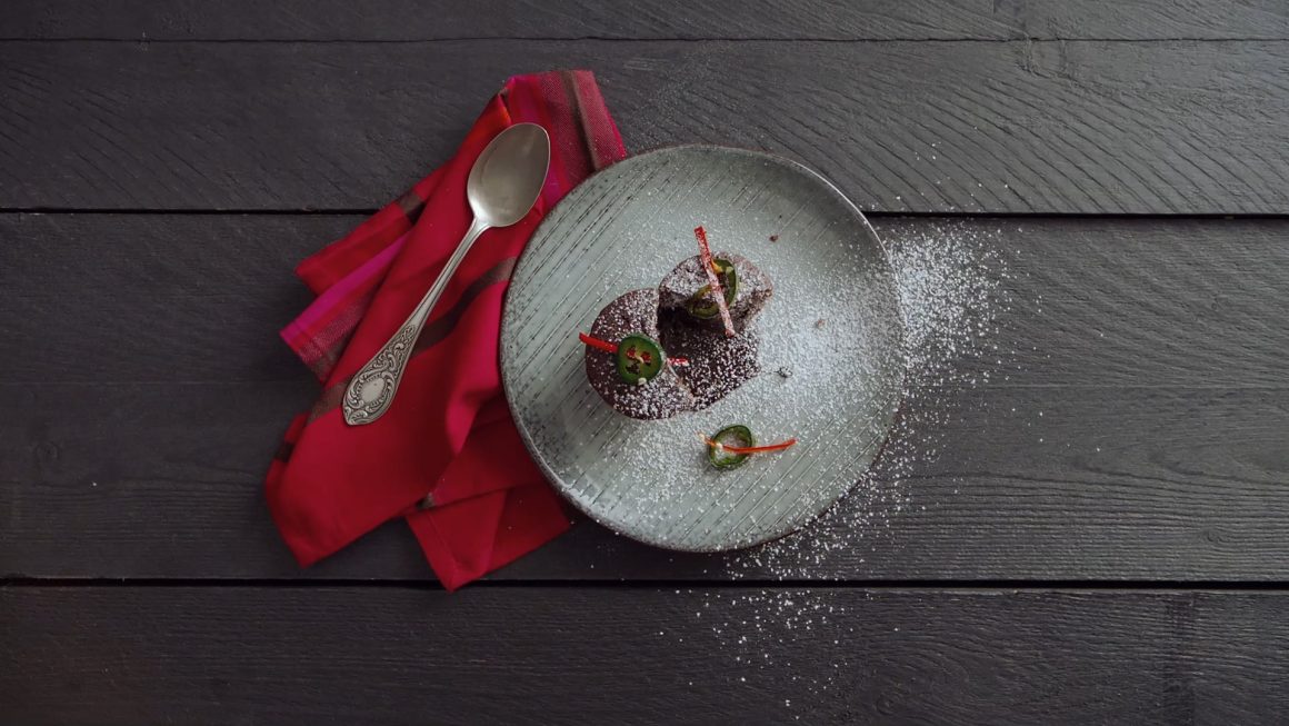 Chocolate Lava Cake cu sos TABASCO® - DelicioUS România