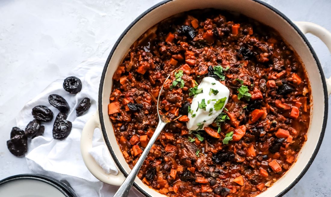 Chili-ul picant vegetarian cu prune de California - DelicioUS România