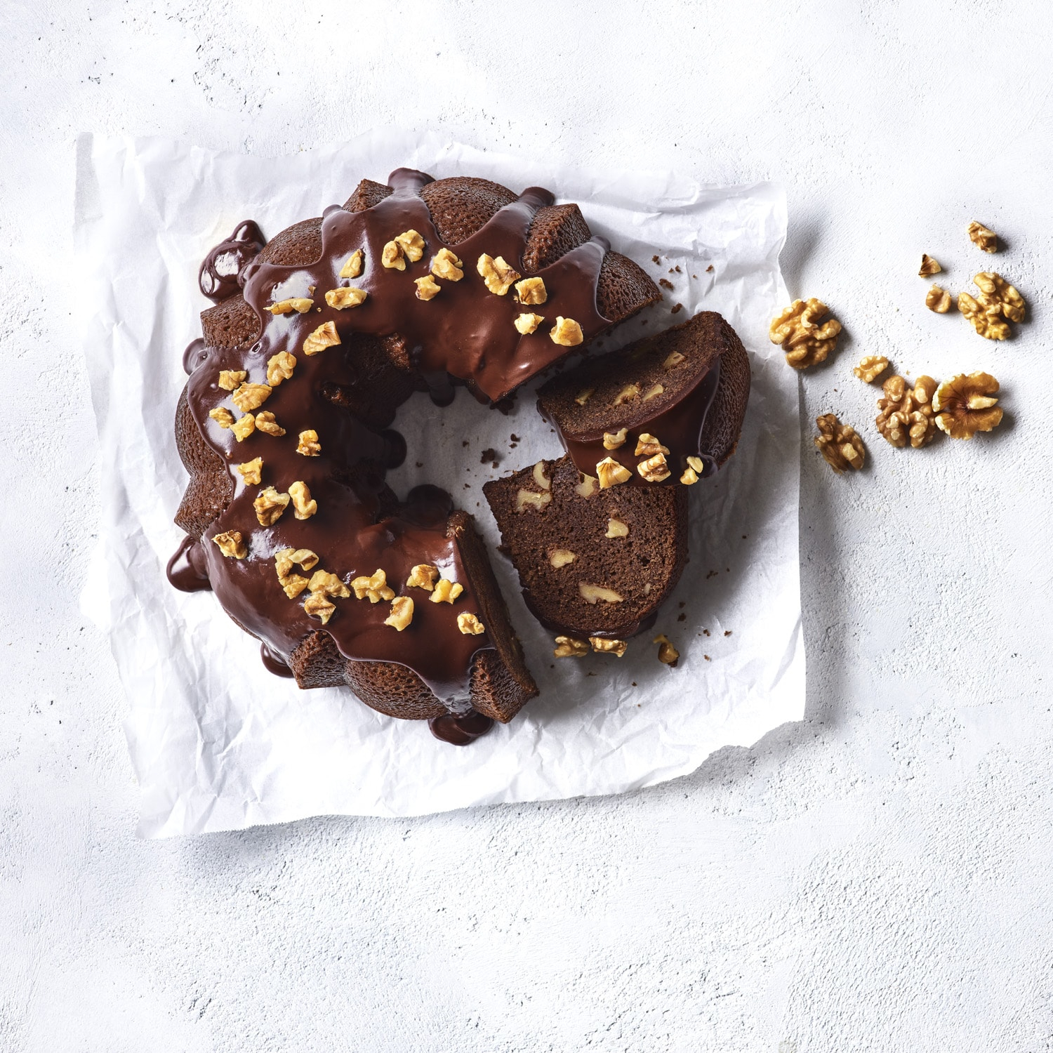 Tort Bundt cu ciocolată, mentă și nuci - DelicioUS România