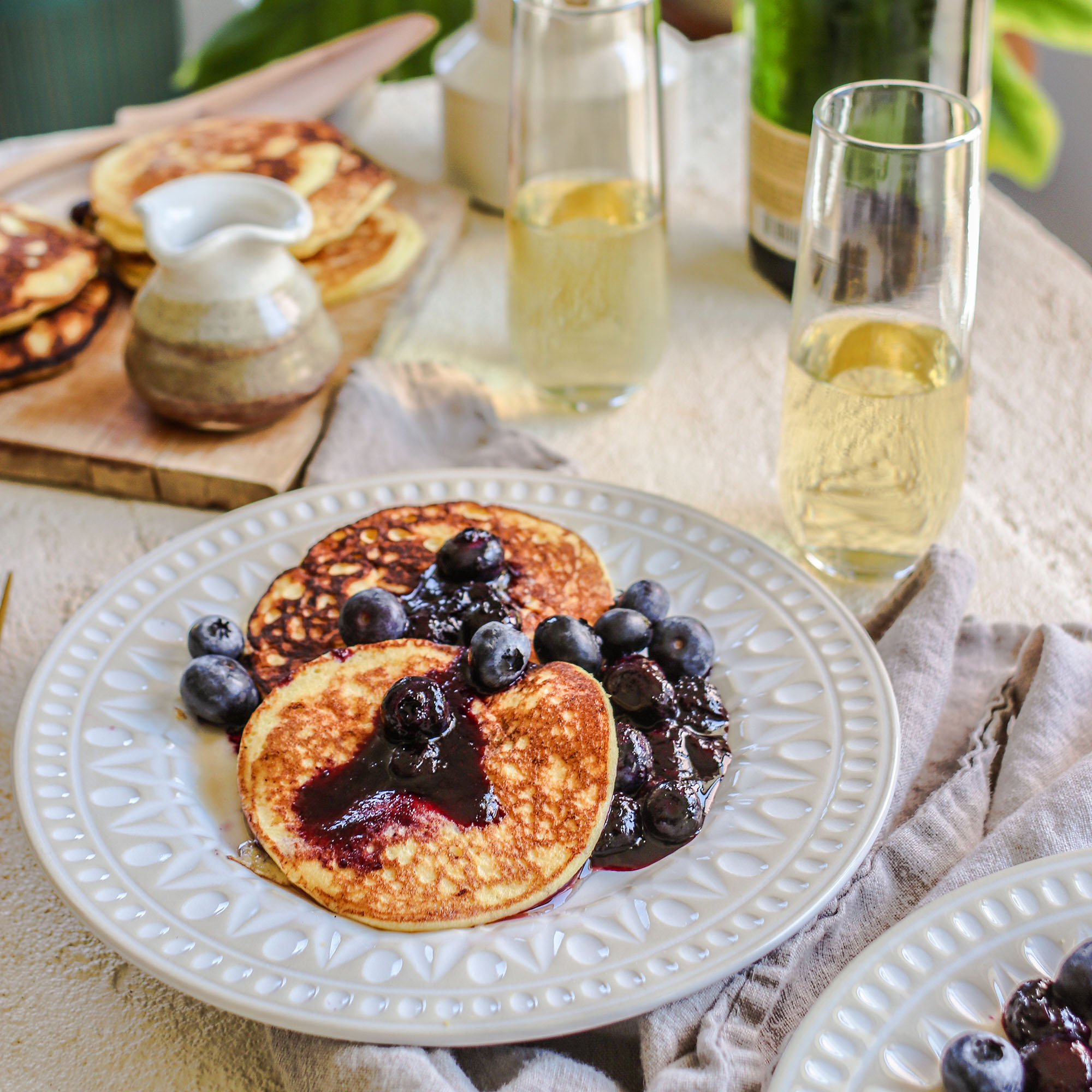 Pancakes cu ricotta și sos de afine - DelicioUS România