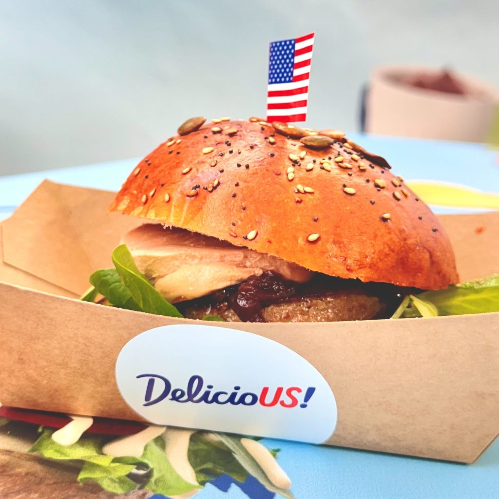 Burger cu mousse de foie gras și chutney de ceapă cu boabe de coriandru - DelicioUS România