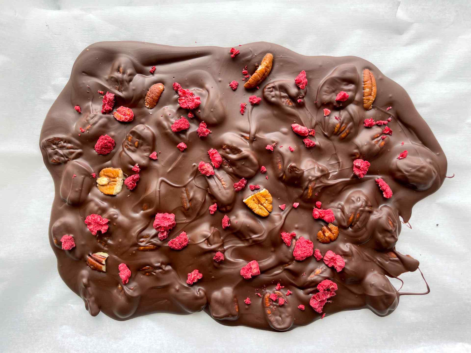 Coajă de ciocolată cu zmeură și nuci pecan fără coacere - DelicioUS România