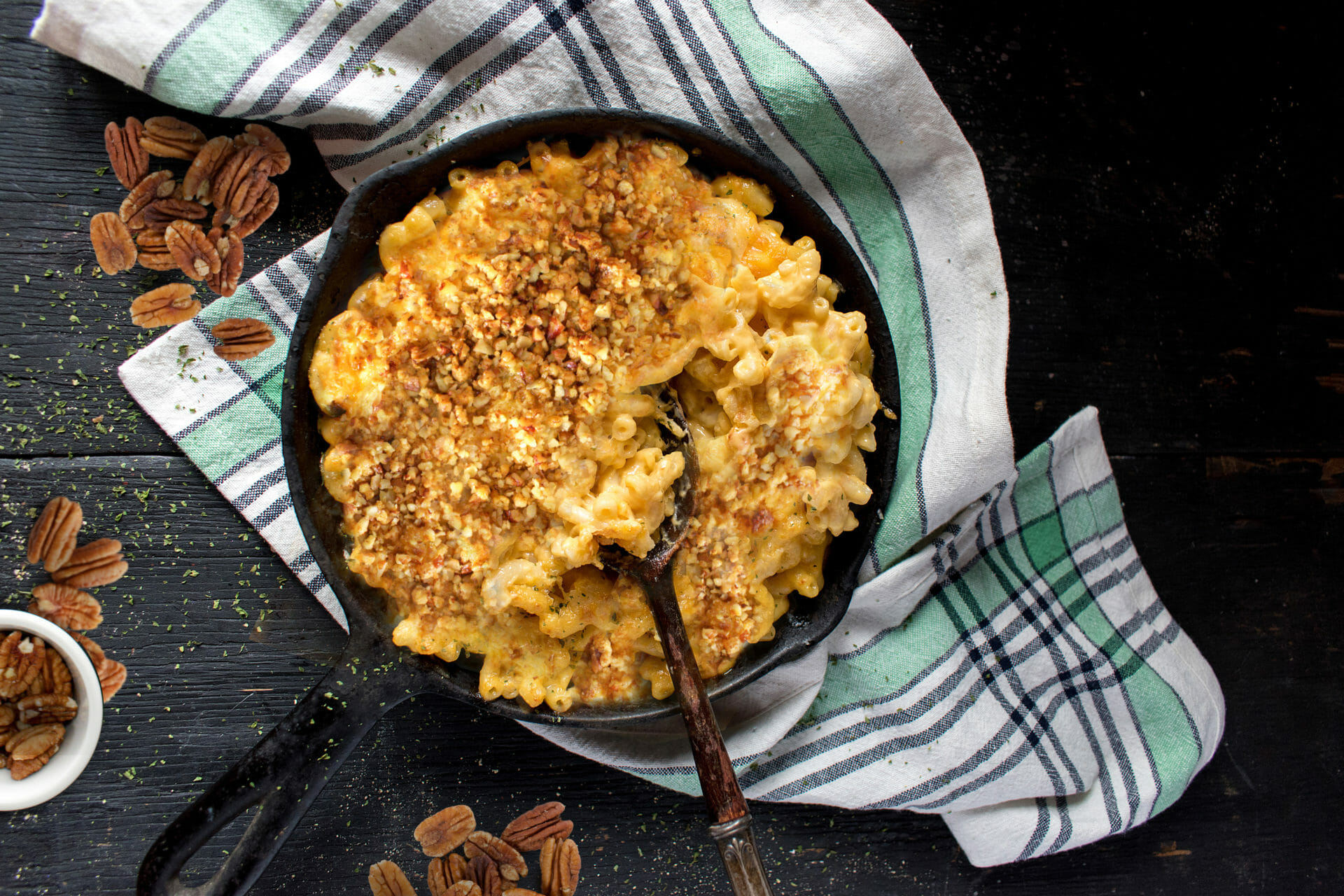 Mac & Cheese cu crustă de nuci pecan - DelicioUS România