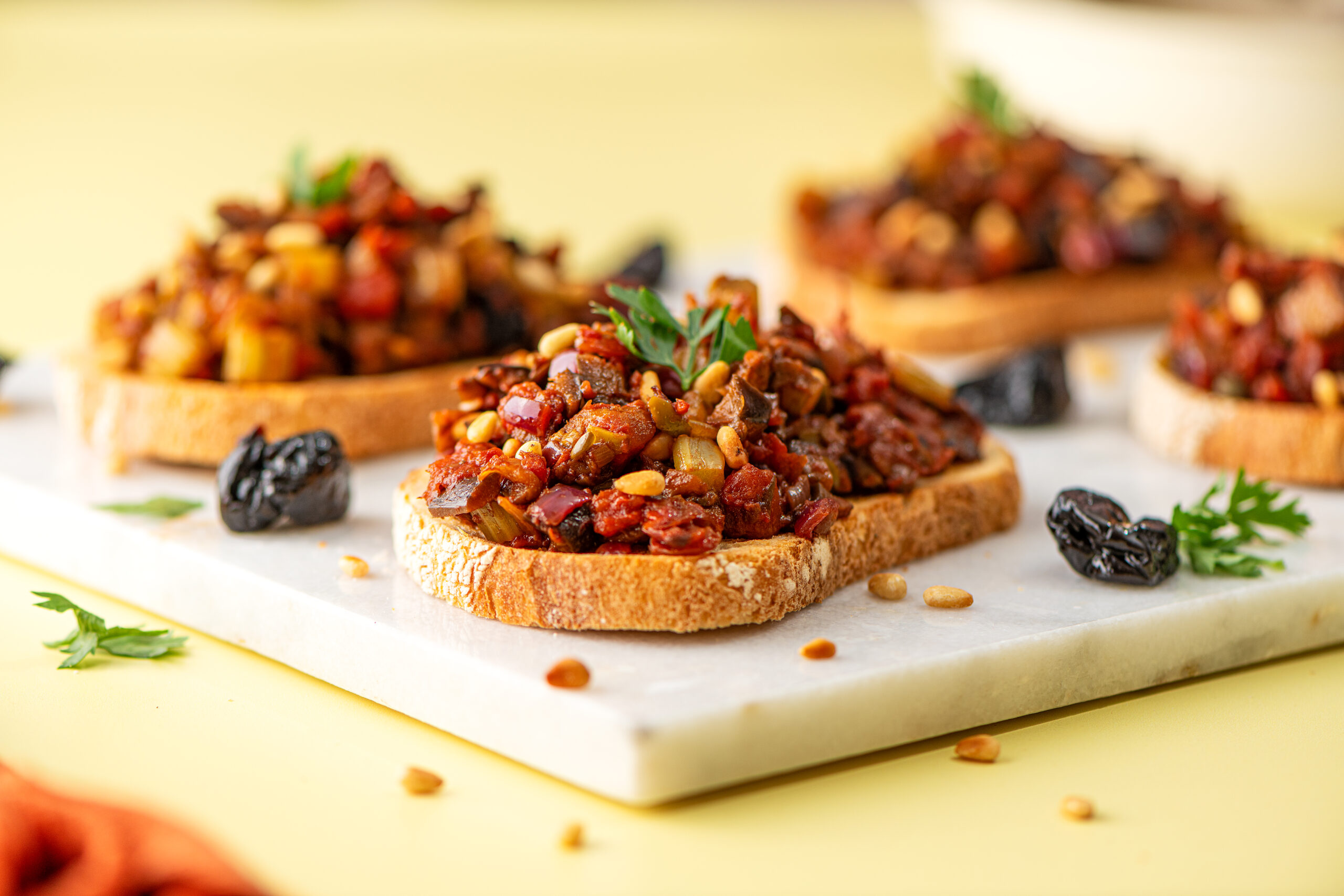Bruschete cu caponata siciliană și prune de California - DelicioUS România