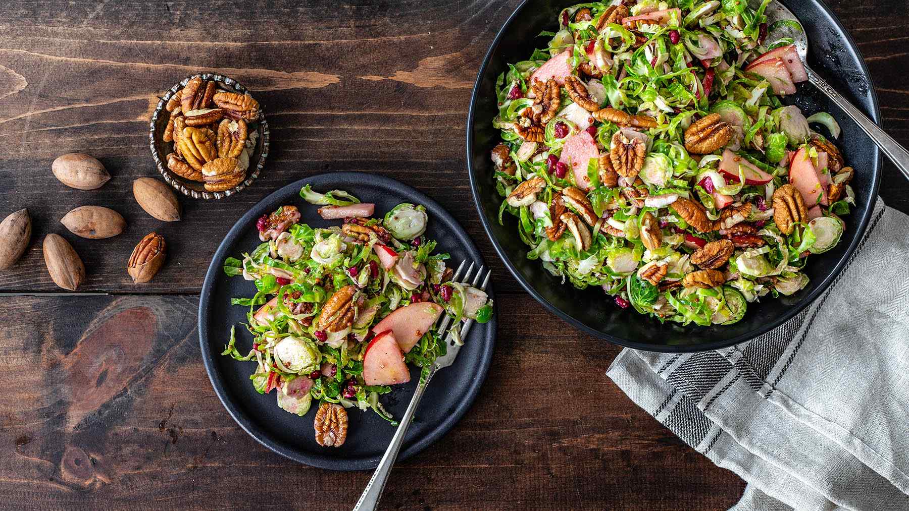 Salată cu varză Bruxelles și nuci pecan - DelicioUS România